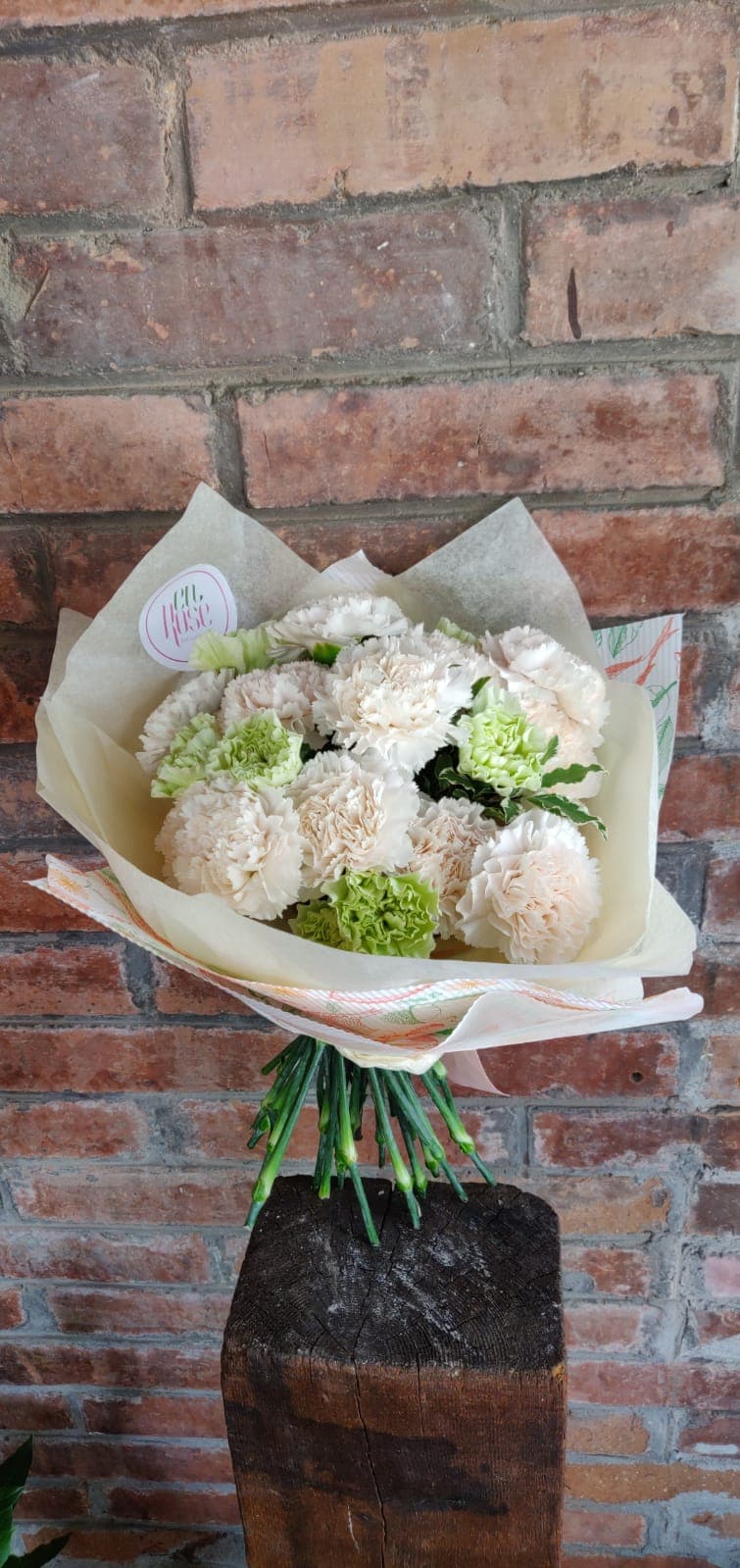 Buchet cu garoafe bej și vernil Heaven - enRose